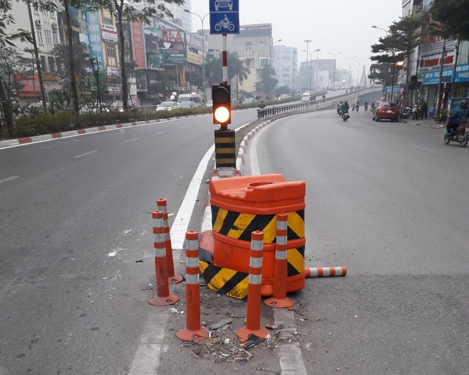 Lắp ụ Chống Va Trôi Tại Chân Cầu Vượt Hầm Chui Giải Pháp Hữu Hiệu Giảm Hậu Quả Tngt