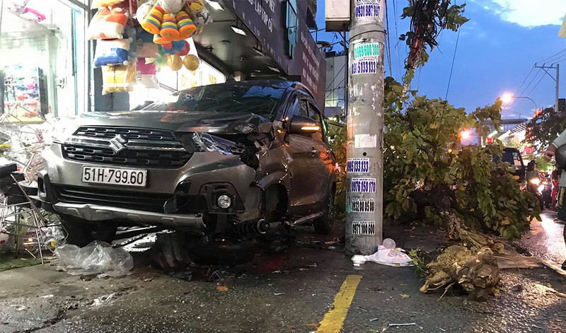 Xe ô tô “điên” tông vào nhiều xe máy và nhà dân